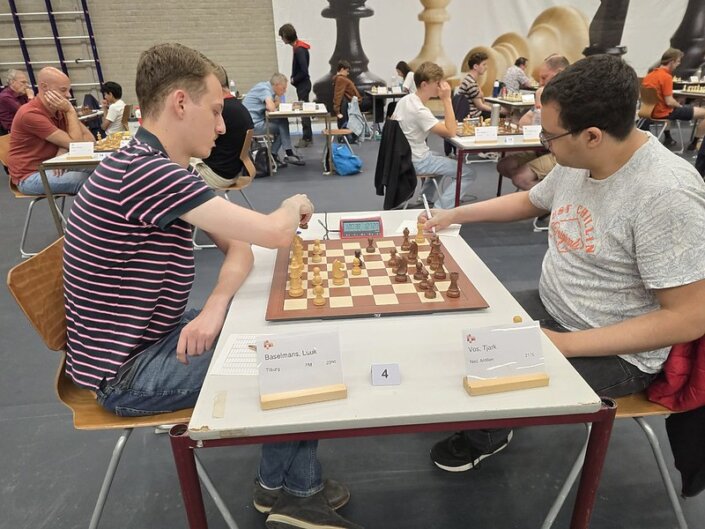 Luuk Baselmans haakt aan bij grootmeesterduo - Open NK Schaken